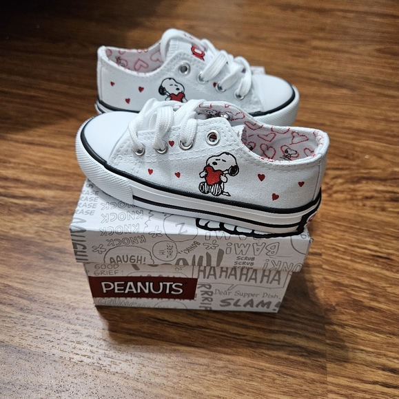 The Peanuts | Shoes | Adorable New The Peanuts Snoopy Valentines Day ...